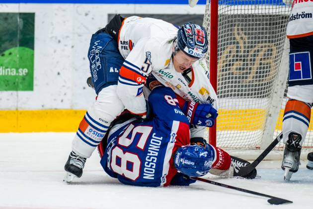 Oskarshamns Hugo Jonasson and Växjös Emil Sylvegard during the SHL ice hockey match between