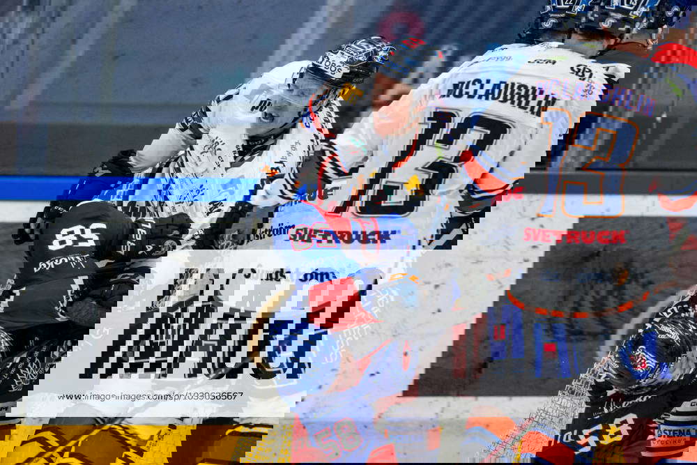 Oskarshamns Hugo Jonasson and Växjös Emil Sylvegard during the SHL ice hockey match between