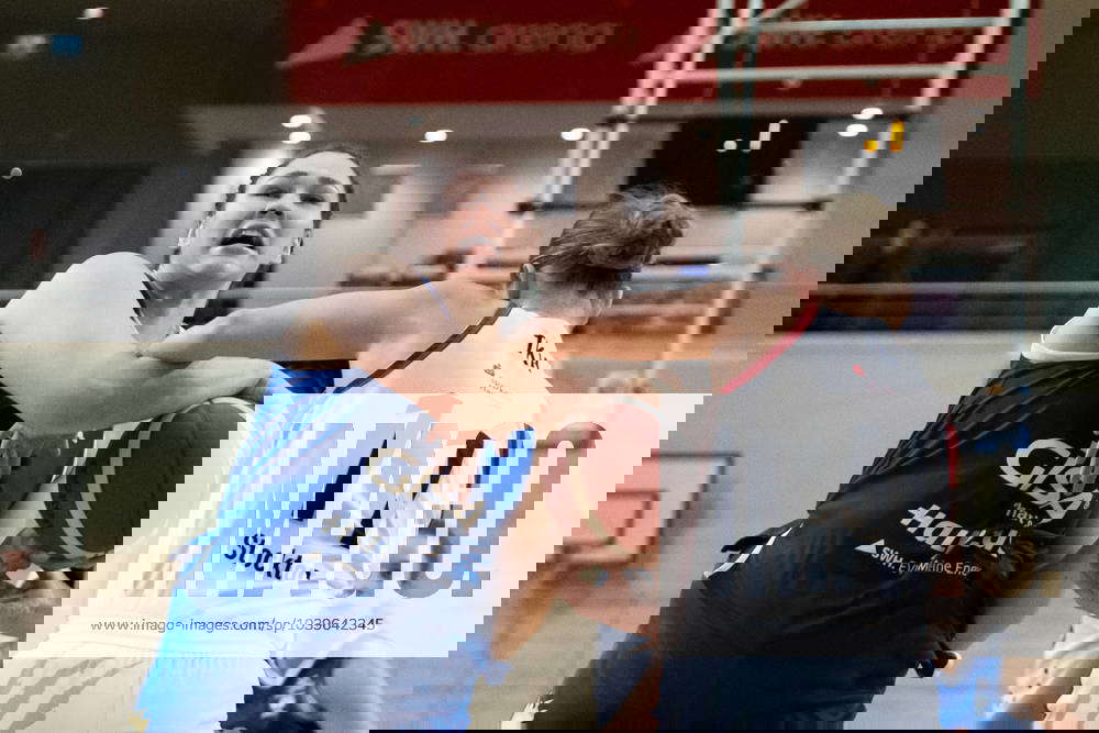 Elea Gaba Lions, 17 , Laura Stockton Hannover, 11 , Gisa Lions MBC vs ...