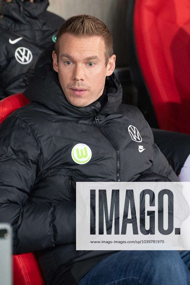 Tommy Stroot VfL Wolfsburg, coach has taken a seat on the bench ...