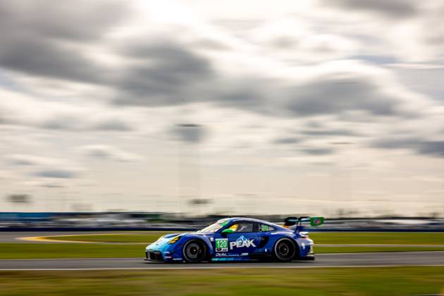 120 Porsche 911 GT3 R, Wright Motorsports Adam Adelson, Elliott Skeer ...