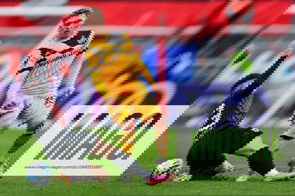 v li Felix Keidel FC Ingolstadt, 43 Luca Valentin Herrmann Dresden, 19 in duel, duel, tackle