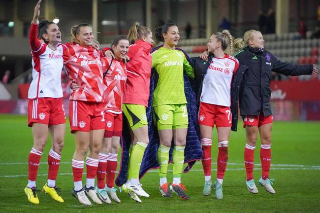 Jovana Damnjanovic 9 Bayern, Klara Bühl 17 FC Bayern, Tuva Hansen 6 FC ...