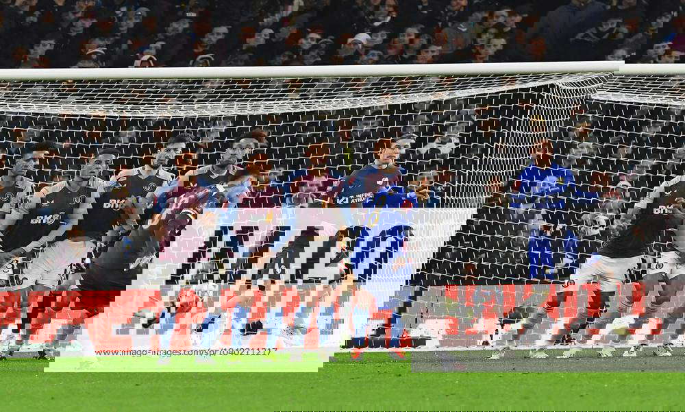 Enzo Fernandez of Chelsea scores the team s third goal from a free kick ...