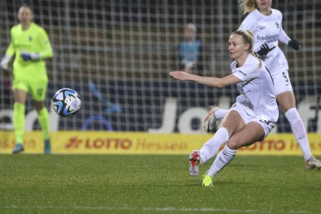 Judith Steinert SC Freiburg, 13 with one pass , Eintracht Frankfurt vs ...