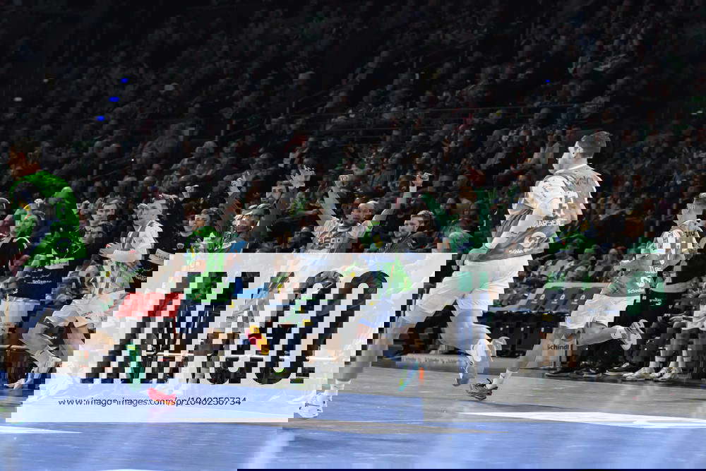 Cheering on the Fuechse bench, Fuechse Berlin vs SG Flensburg Handewitt ...