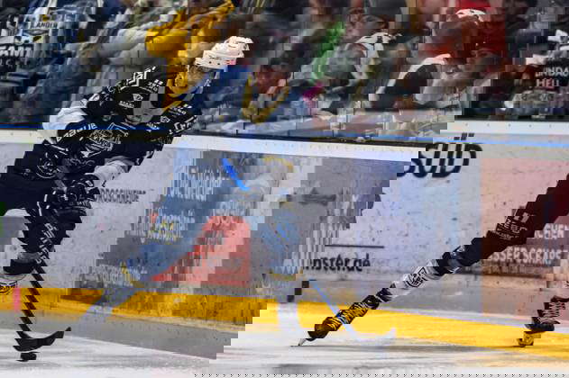 Raphael Gruenholz 4, EV Lindau Islanders GER, EV Lindau Islanders vs ...