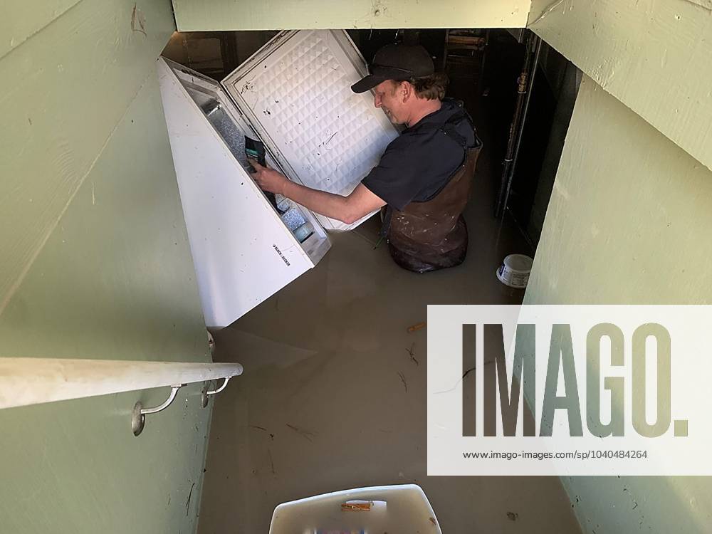 Syndication: DetroitFreePress Ron Cochran walks down inside the ...