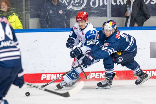 Daniel Neumann Schwenninger Wild Wings, 18 in a duel with Carter Rowney ...