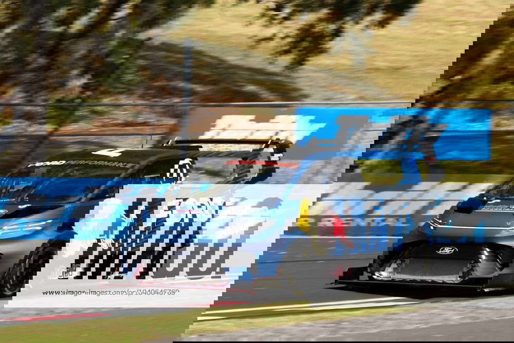 BATHURST, AUSTRALIA - FEBRUARY 16: Ford Supervan 4.2 doing ...