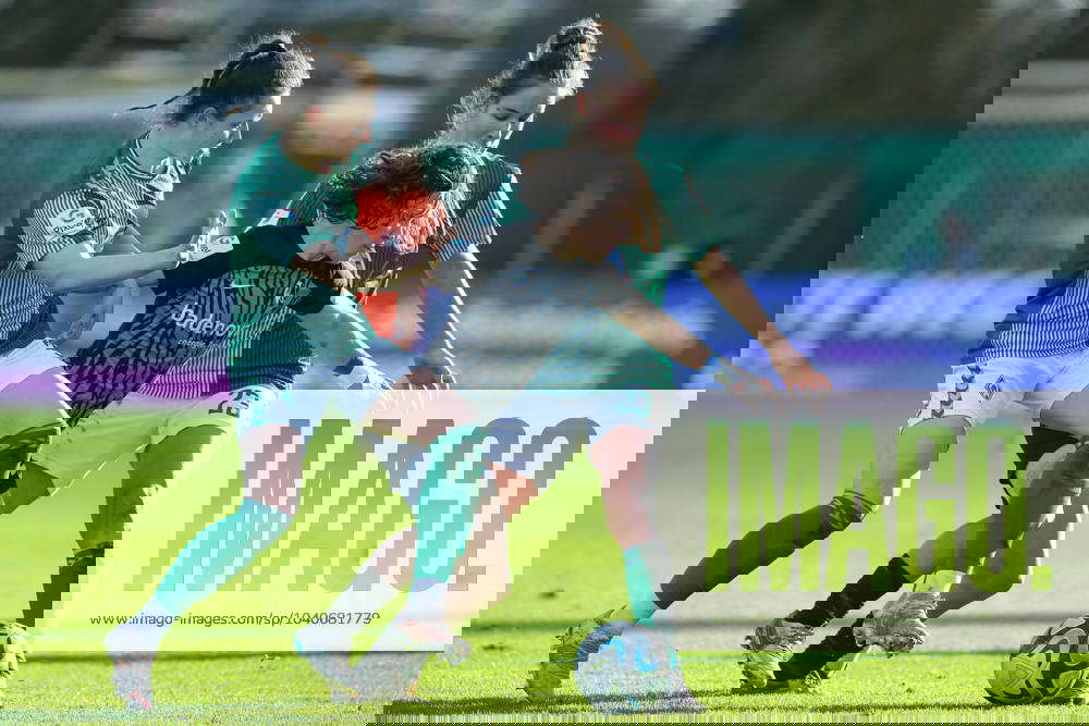 from left Sophie Weidauer SV Werder Bremen, 9 , Alicia Gudorf Ally, SC ...