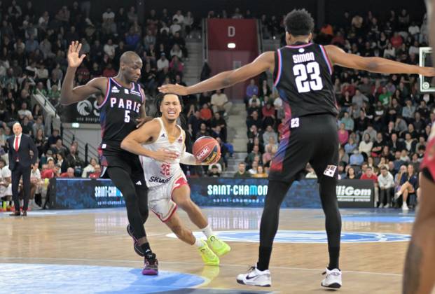 Matthew Strazel vs Bandja Sy BASKETBALL : AS Monaco Basket vs Paris ...