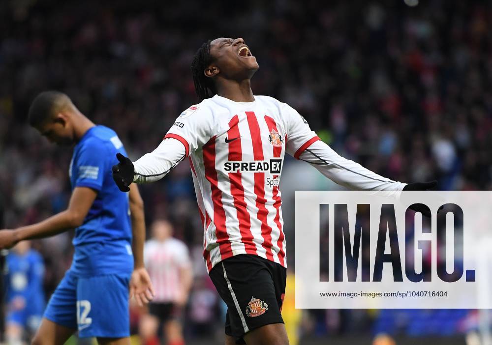 Romaine Mundle of Sunderland reacts after going close to scoring a goal ...