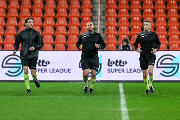 STANDARD VS OHL assistant referee Thomas Bourguignon, referee Amaury ...