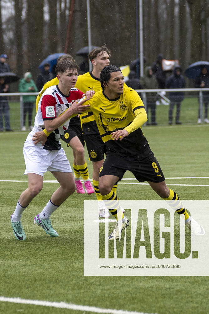 Paris Brunner Borussia Dortmund, 09 is held in the penalty area by Ron ...