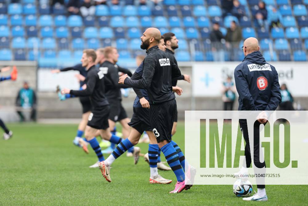 The players of SV Waldhof Mannheim warming up for the match in the 3 ...