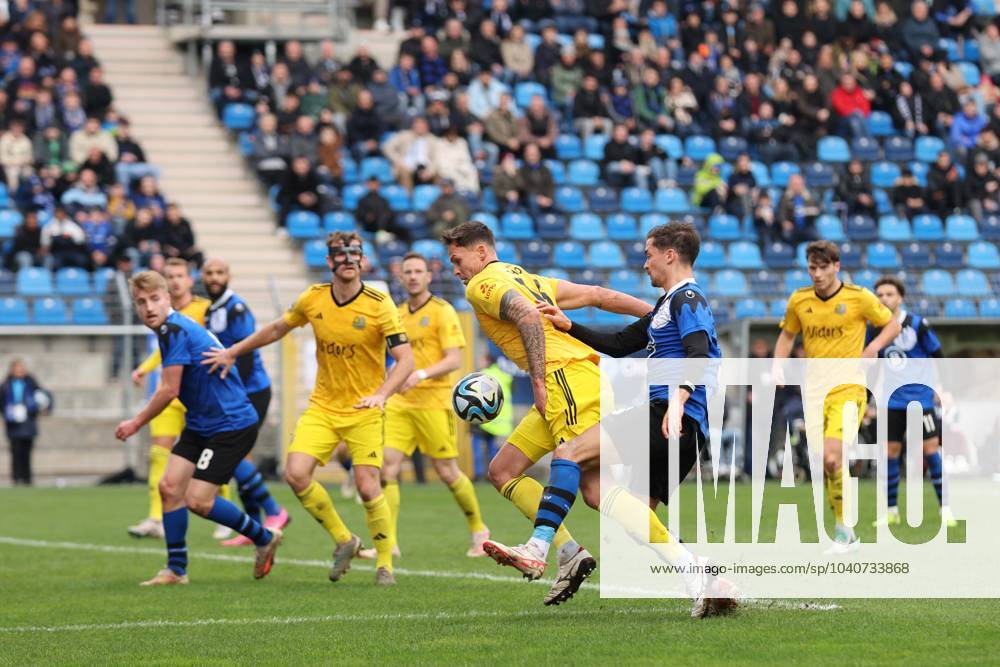 Julian Riedel SV Waldhof Mannheim, 3 enters the penalty area, cant get ...