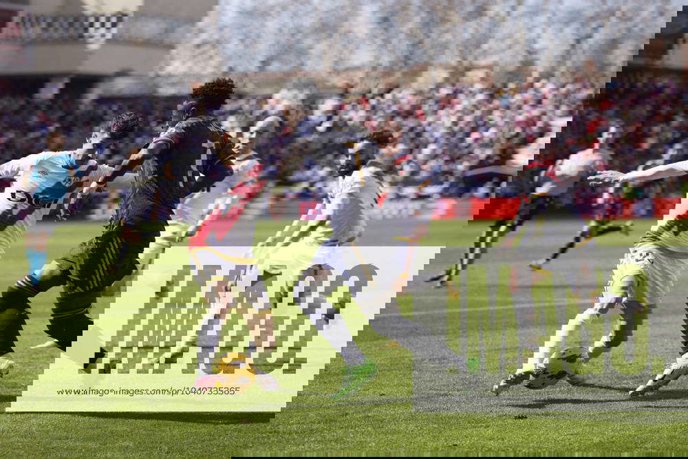 Vinicius Jr and Oscar Valentin battle for the ball, La Liga EA Sports ...