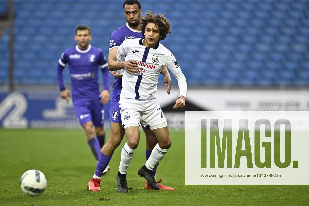 Patro Eisden s Elisha Sam Bruce and RSCA Futures Ali Maamar fight for ...