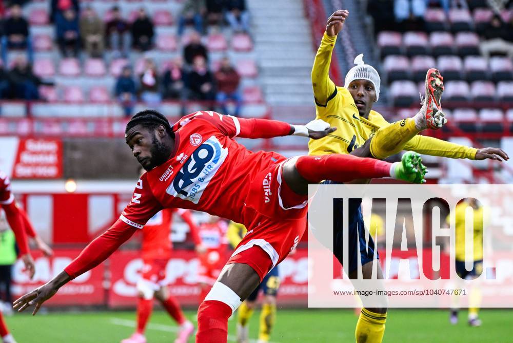 Kortrijk s Ryan Alebiosu and Union s Henok Teklab fight for the ball ...