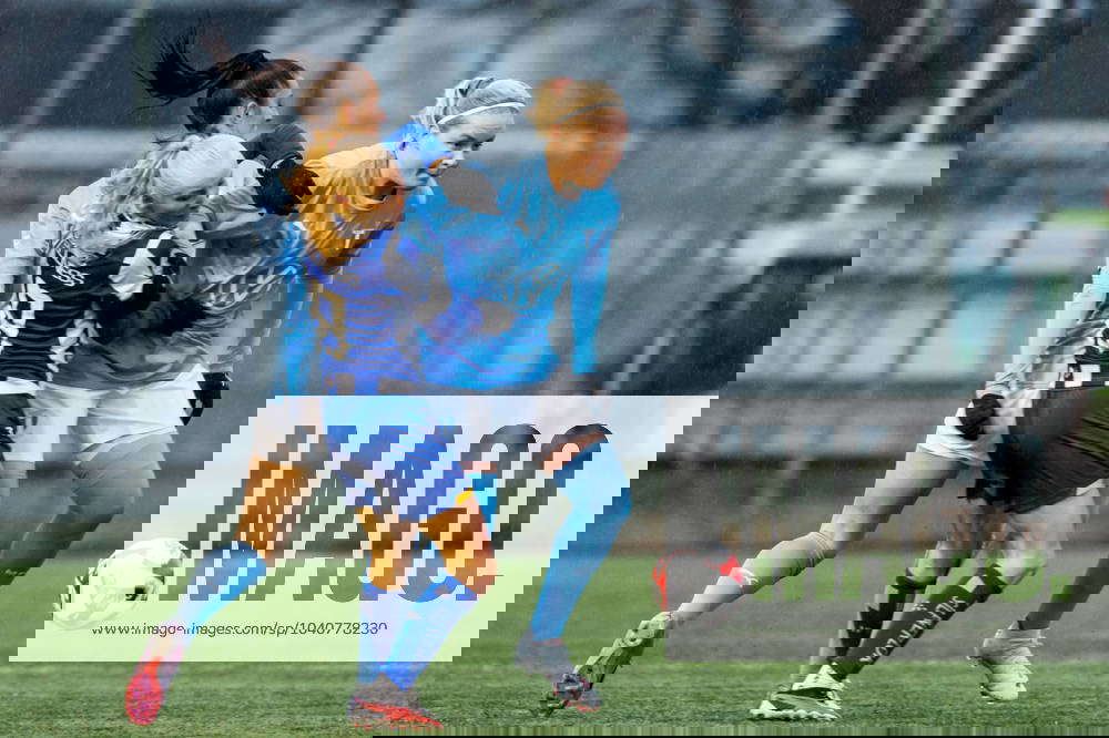 Malmö FFs Rebecka Holm and IFK Göteborgs Leia Molund during the ...