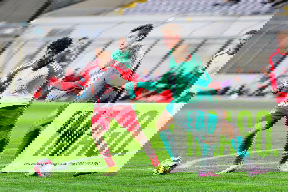 Adam Aznou 53, FC Bayern München II in duel with Philipp Müller 19 ...