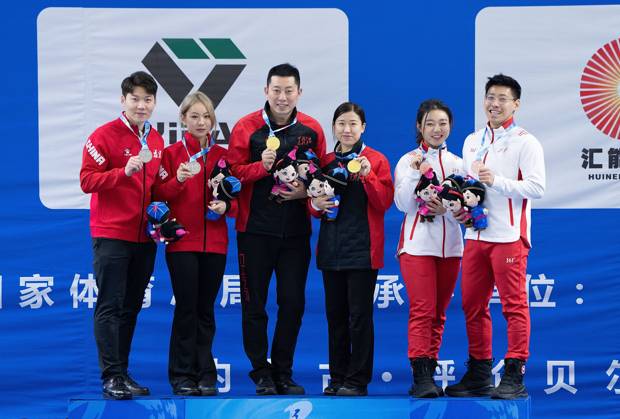 HULUN BUIR, Feb. 20, 2024 -- Gold medalists Ba Dexin Jiang Yilun of ...