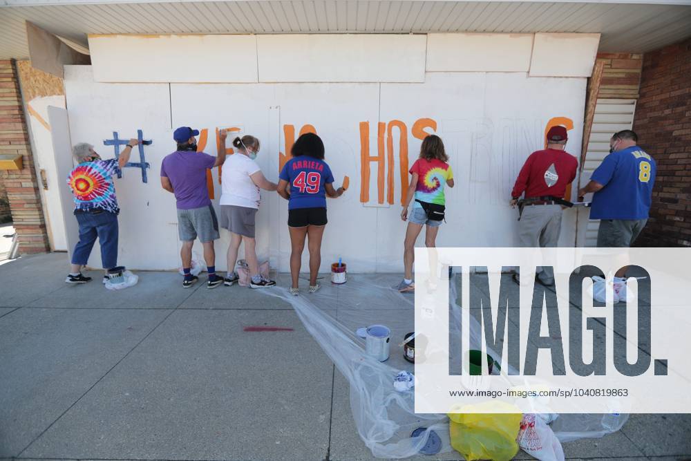 Syndication: Milwaukee Carol Winfield, far left, of Pleasant Prairie ...