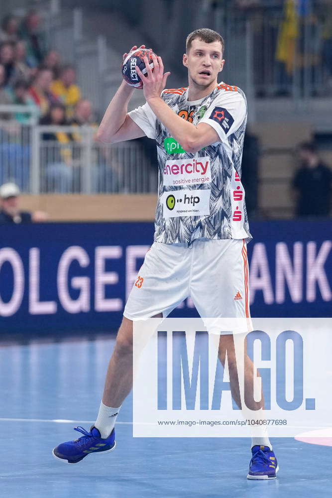 Uladzislau Kulesh Die Recken, 23 , on the ball, cropped, full body ...