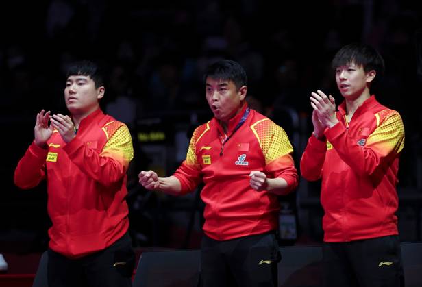 (240222) -- BUSAN, Feb. 22, 2024 -- Players and coach Wang Hao (C) of China react during the men s