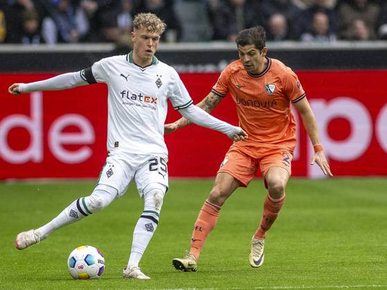 Duel between Robin Hack Borussia Moenchengladbach, 25 and Nicolai Rapp ...