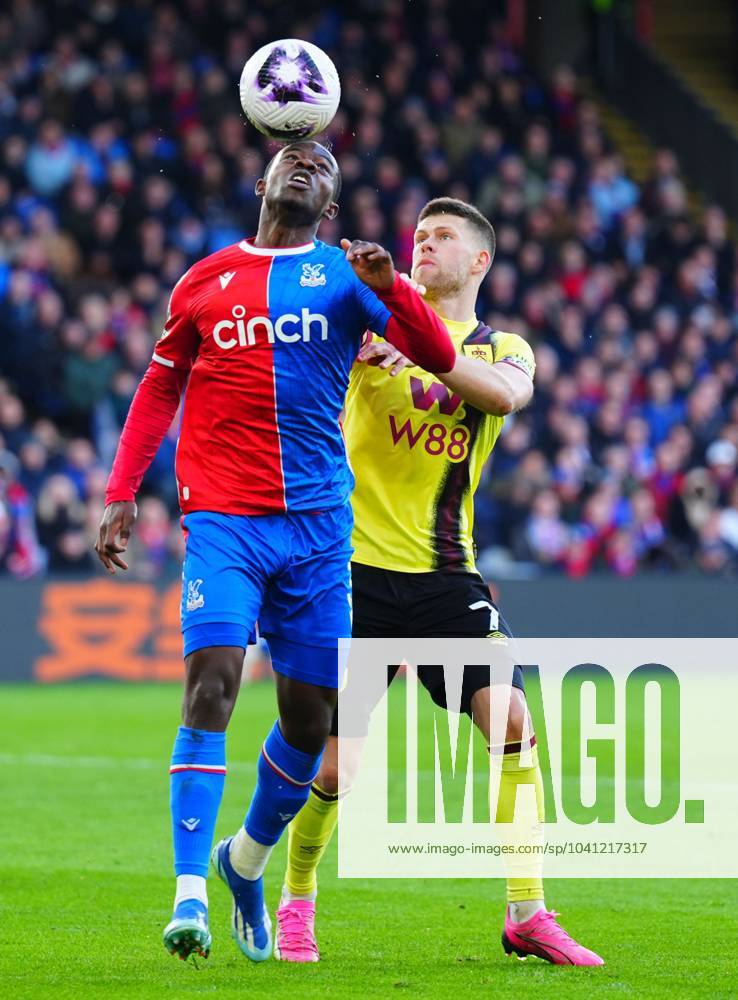 Tyrick Mitchell of Crystal Palace and Johann GuÃ°mundsson of Burnley ...