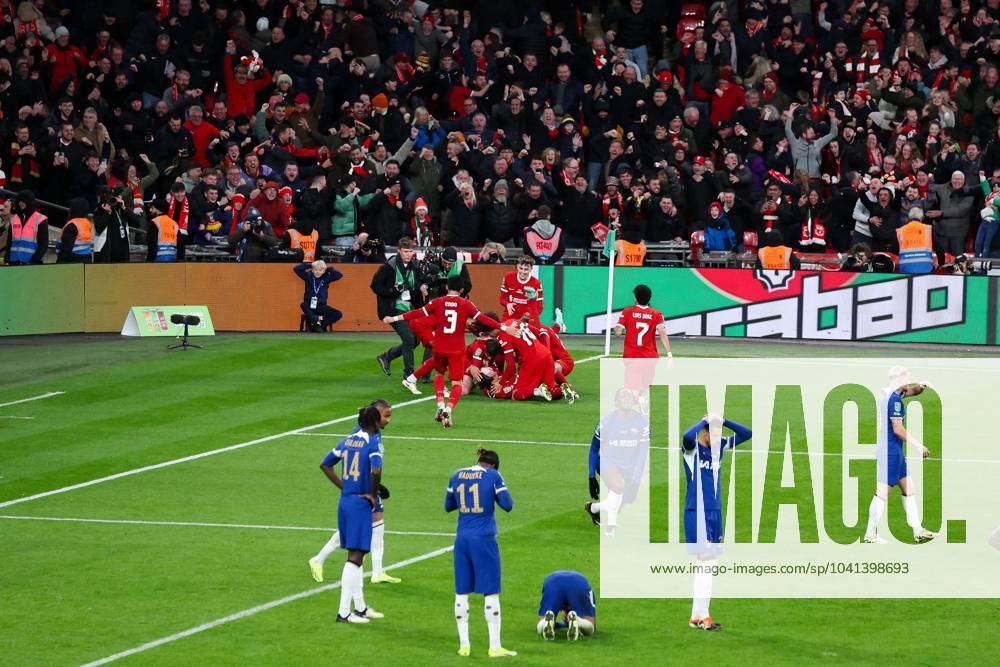 Virgil van Dijk of Liverpool celebrates his winning goal with his team ...
