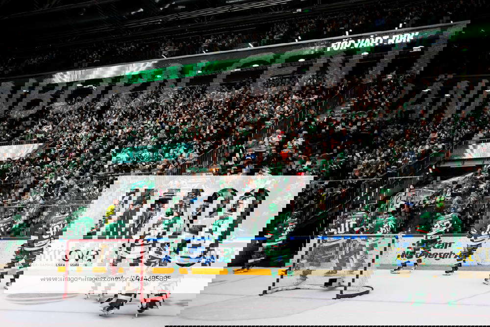 Rögles players thank the crowd after the ice hockey match in SHL between Rögle and HV71 on in