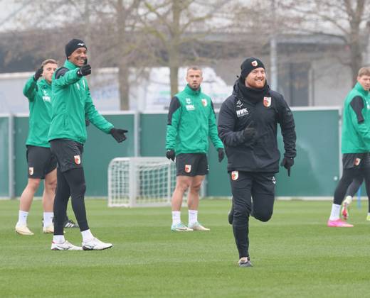 Jonas Scheuermann Co-Trainer FC Augsburg, thumbs up with the bike on ...