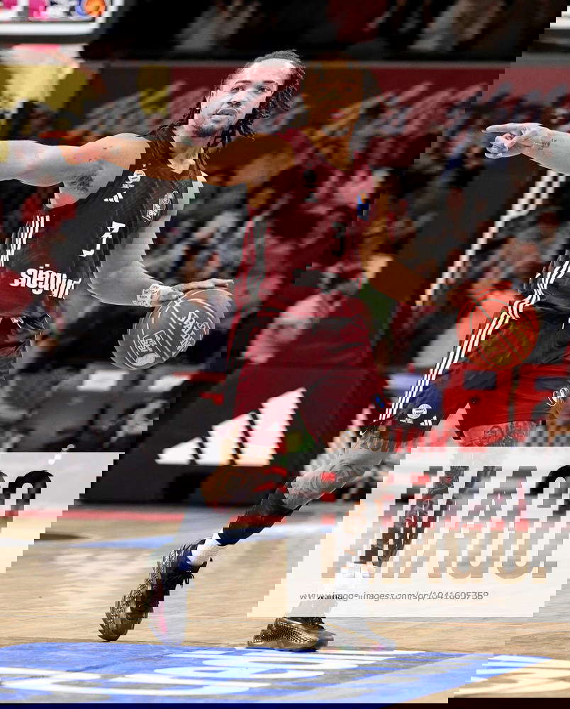 Carsen Edwards Bayern Basketball, 3 gives instructions GER, FC Bayern ...