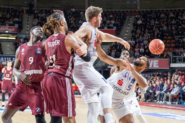 Isaac Bonga 9 FC Bayern Basketball , Devin Booker 31 FC Bayern ...