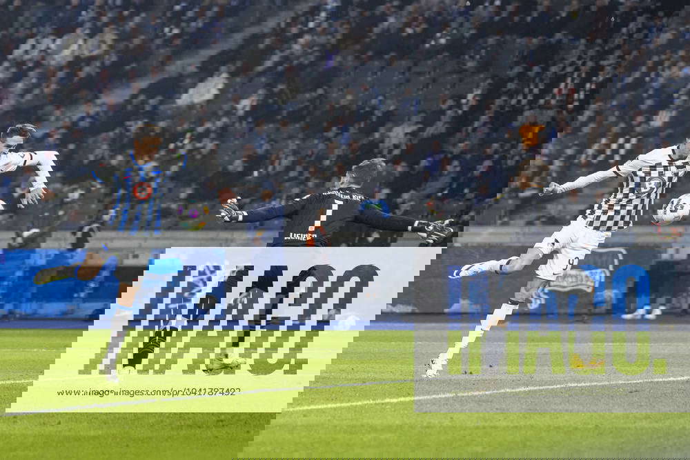 Smail Prevljak Hertha BSC Berlin, 09 is quick with the rebound and leaves Timon Weiner Holstein