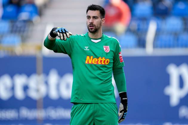 Alexander Weidinger Goalkeeper, Regensburg, 32, on the ball, cropped ...
