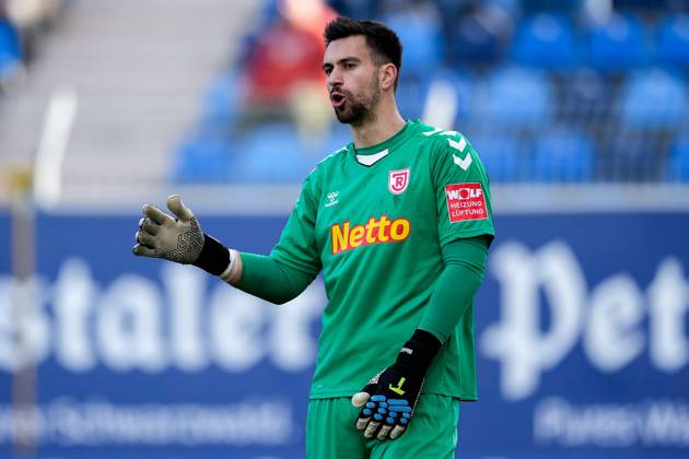 Alexander Weidinger Goalkeeper, Regensburg, 32, on the ball, cropped ...