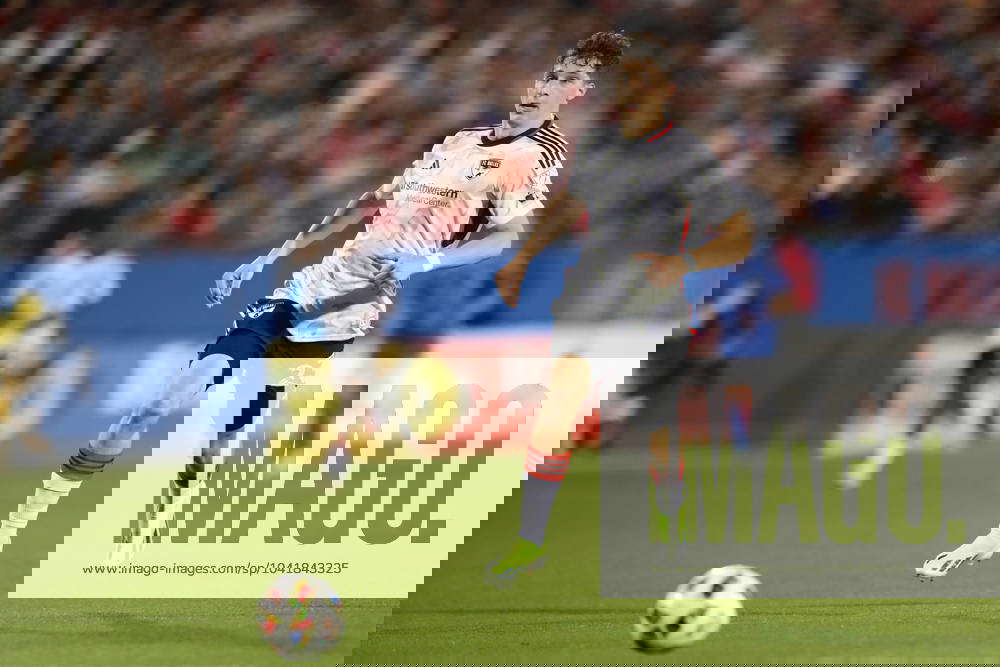 Frisco, Texas, USA: FC Dallas forward LOGAN FARRINGTON pursues the ball ...