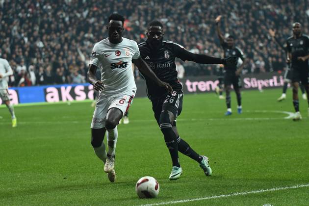 Arthur Masuaku (R) of Besiktas and Davinson Sanchez (L) of Galatasaray ...
