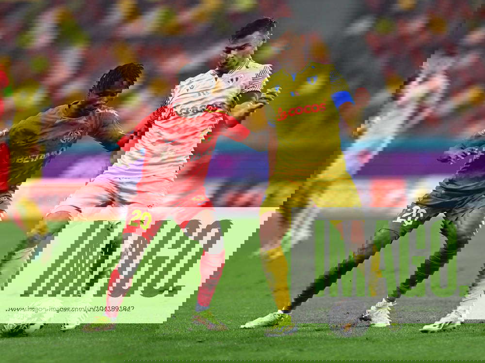 Nana Kwame Antwi and Valentin Constantin Èöicu in the football match ...