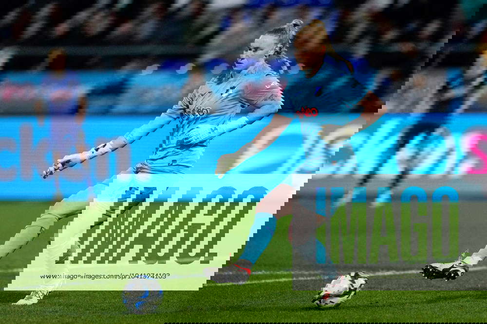 v li Laura Johanna Dick Goalkeeper, TSG, 21 , on the ball, cropped ...