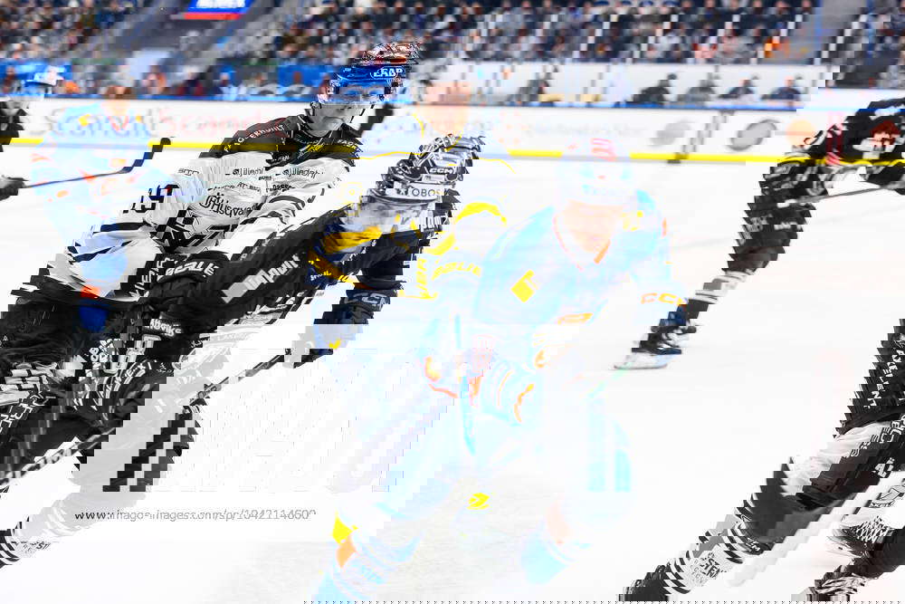 HV71s Henrik Borgström and Växjös Zachary Giuttari during the SHL ice hockey match between Växjö