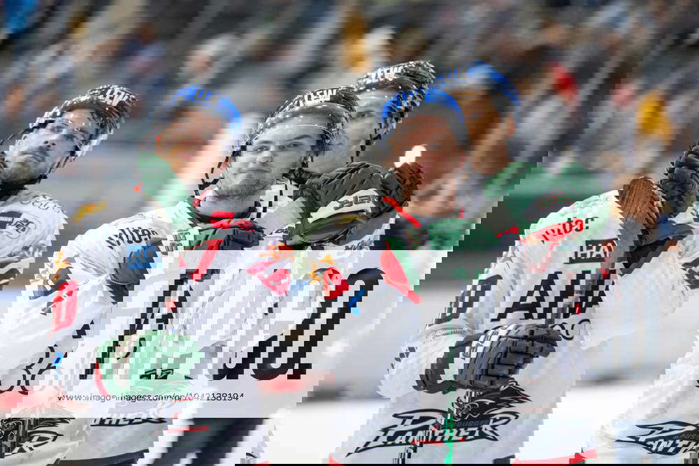 Chris Collins 10 Augsburger Panther , Justin Volek 9 Augsburger Panther ...