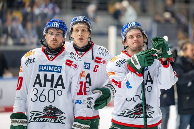 Chris Collins 10 Augsburger Panther , Justin Volek 9 Augsburger Panther ...