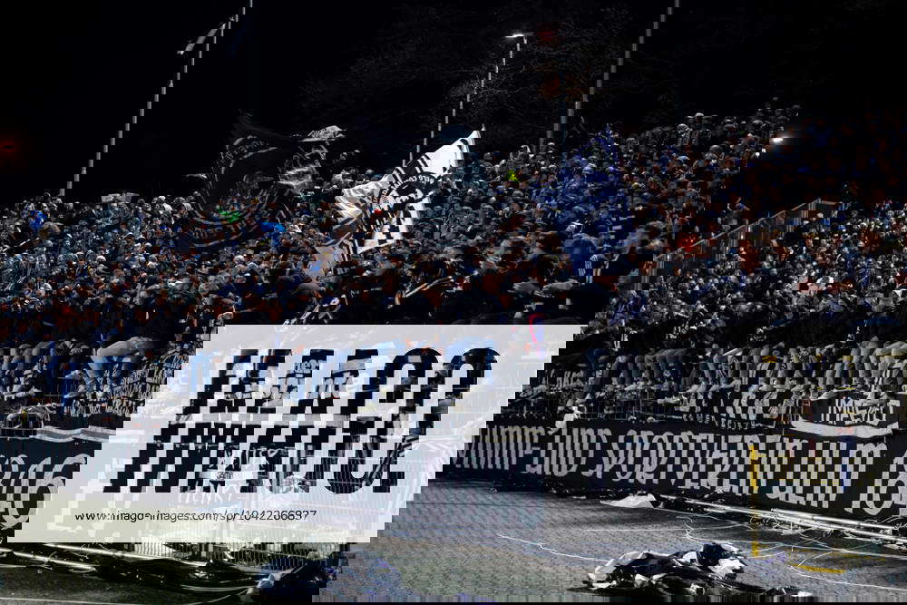 Ultras and fans of SSV Ulm celebrate the victory and sit on the fence ...