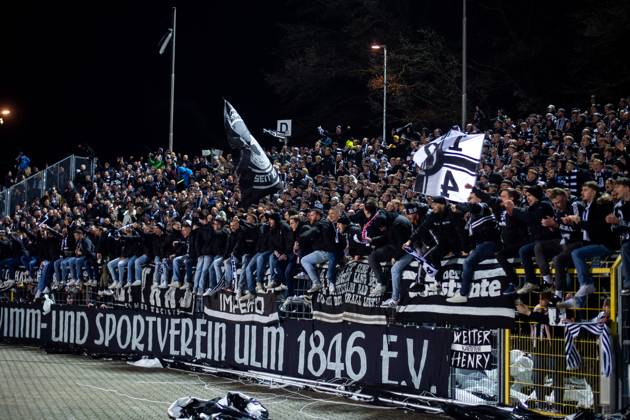 Ultras and fans of SSV Ulm celebrate the victory and sit on the fence ...