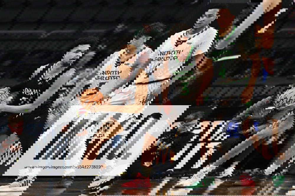 Nebraska-Omaha Mavericks forward Nick Davis (21) looks to pass the ball ...